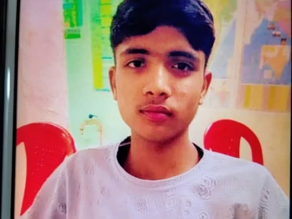 Mau Teen Death | Fall Mango Tree Chiraiyakot; Ilaj Ke Dauran