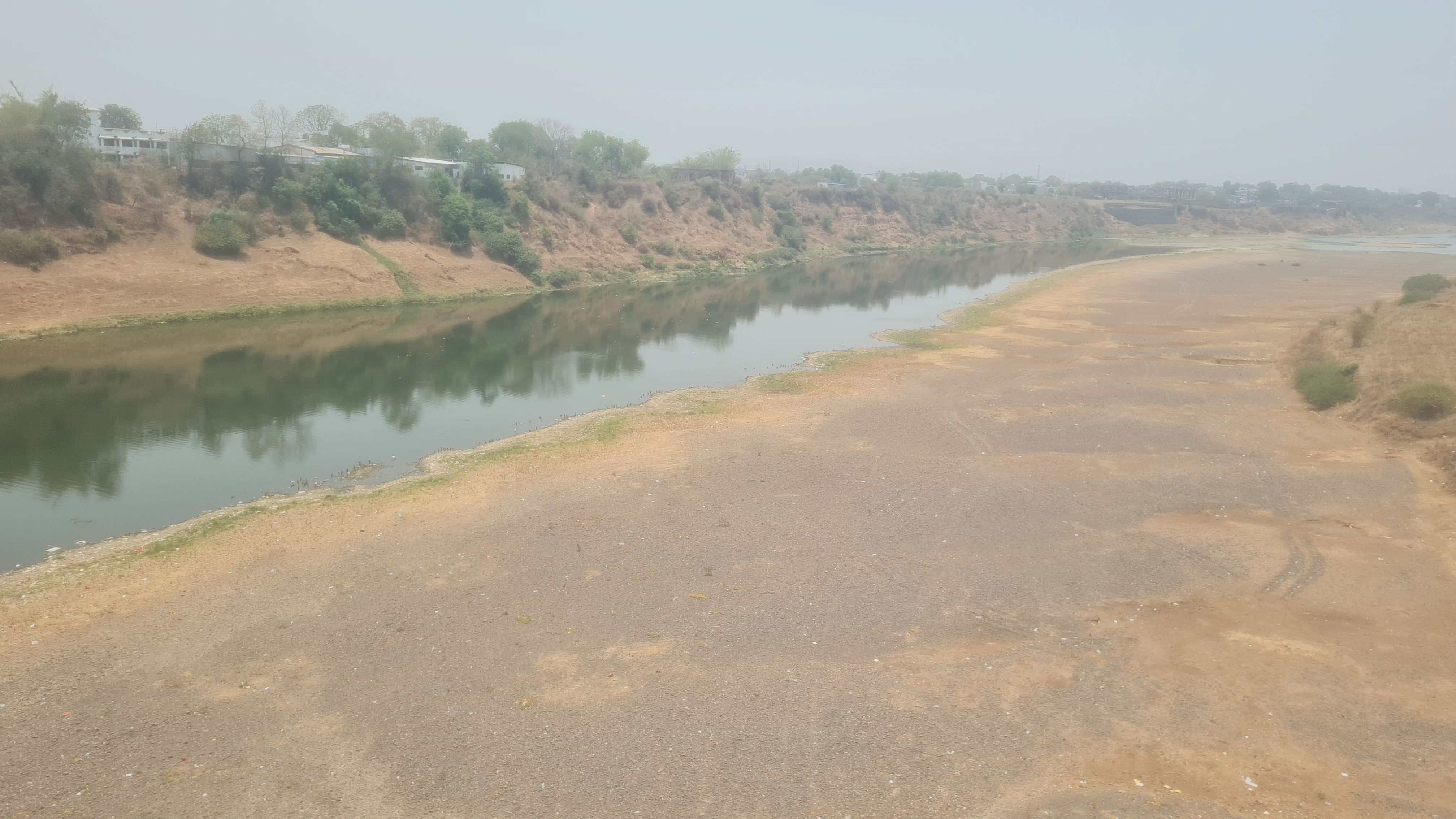 Tapti River reduced to a thin stream, the Jainabad side completely dry