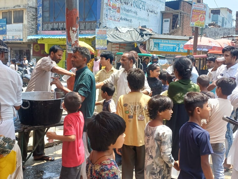 Maswasi Heat Relief: E-Rickshaw Drivers Serve Sharbat