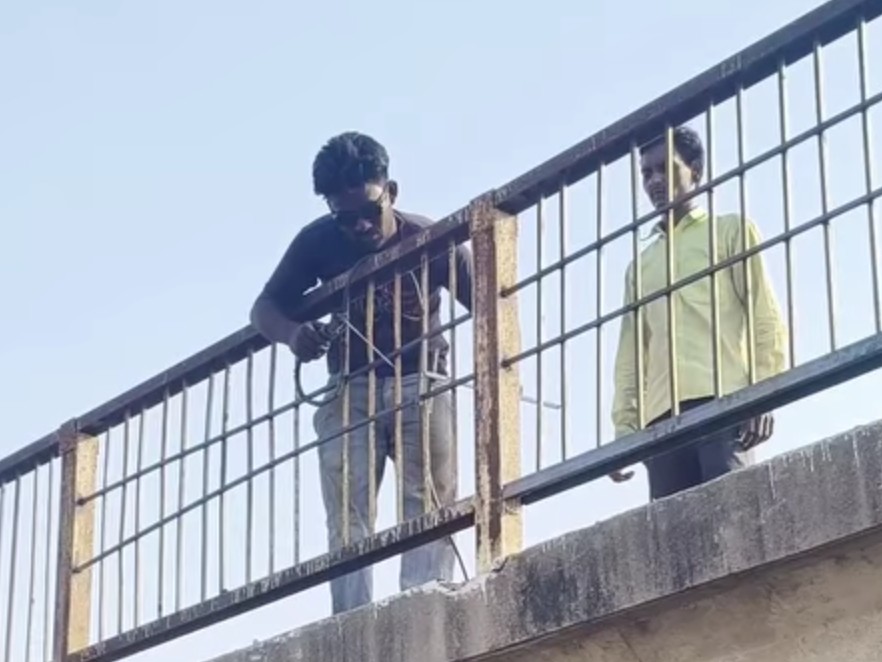 Guzerpur Pamaran Bridge Railing Construction Starts After Dainik ...