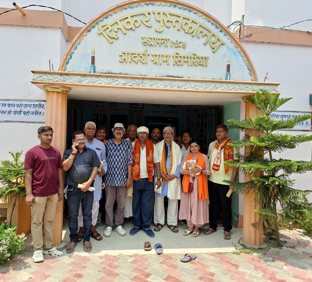 Pradeep Mishra and Seema Sharma of Prerna Sabha reached Dinkar Library ...
