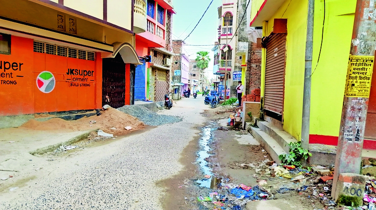 Encroachment: Dighwa Dubauli Block Road has become a narrow lane from ...
