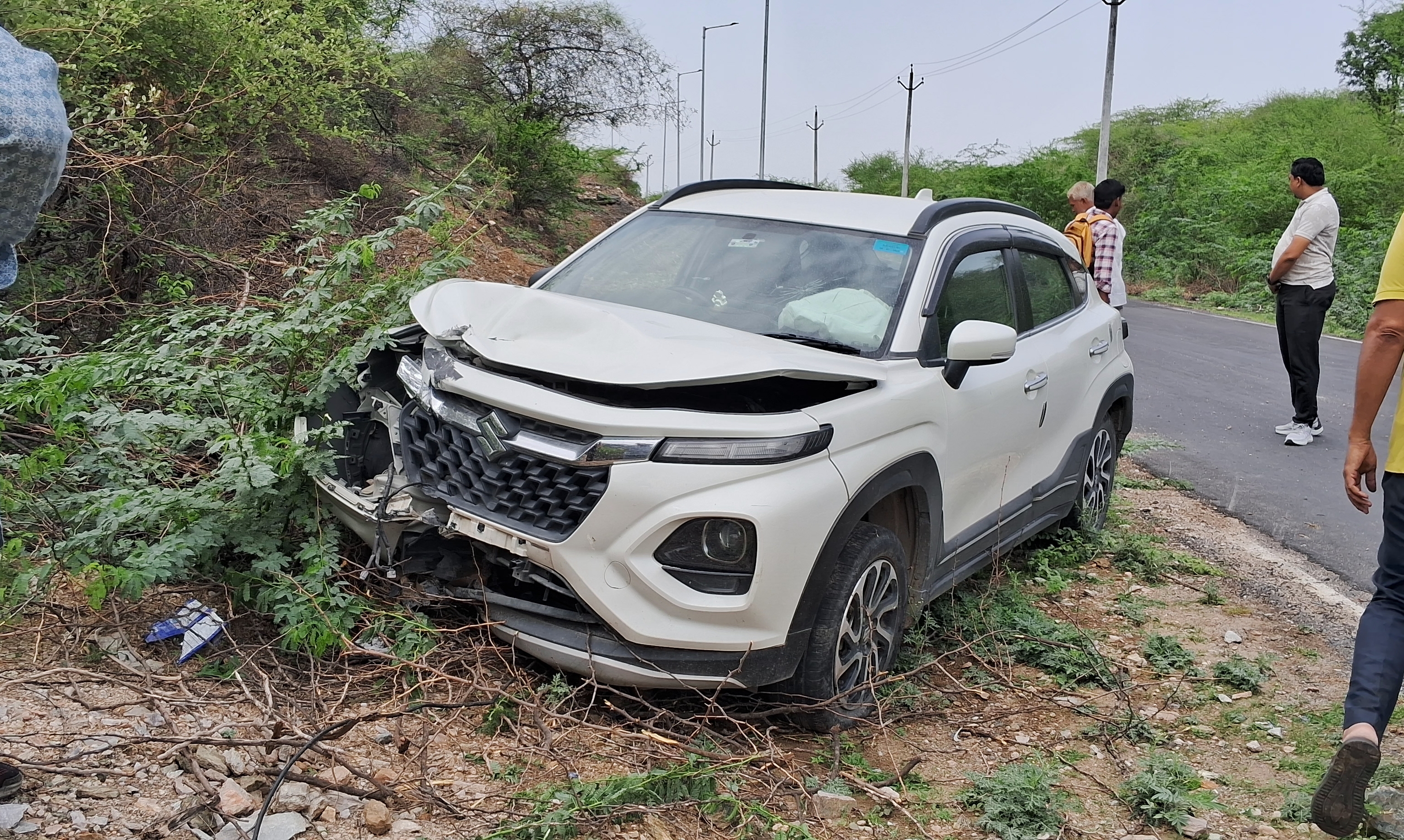 The car went out of control and hit the stones, a major accident was ...