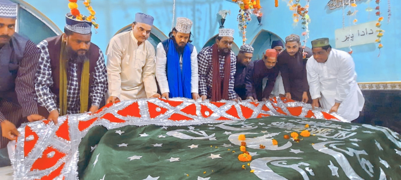 Urs: People offered chadar at the tomb of Shah Qadri