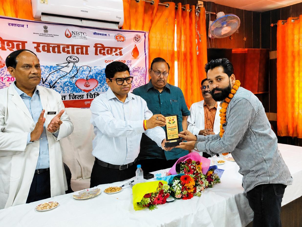 Unnao DM Honors Social Worker Chetan Mishra for Blood Donation