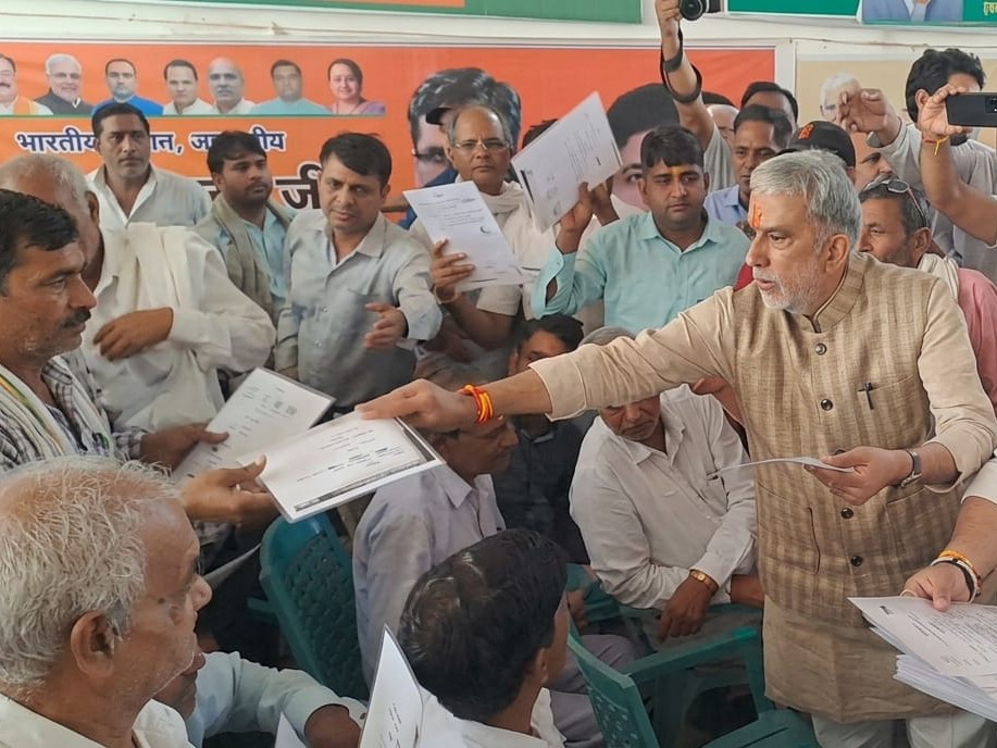 Central Minister Gujar Gives Plots to Beneficiaries; Says Dream of ...