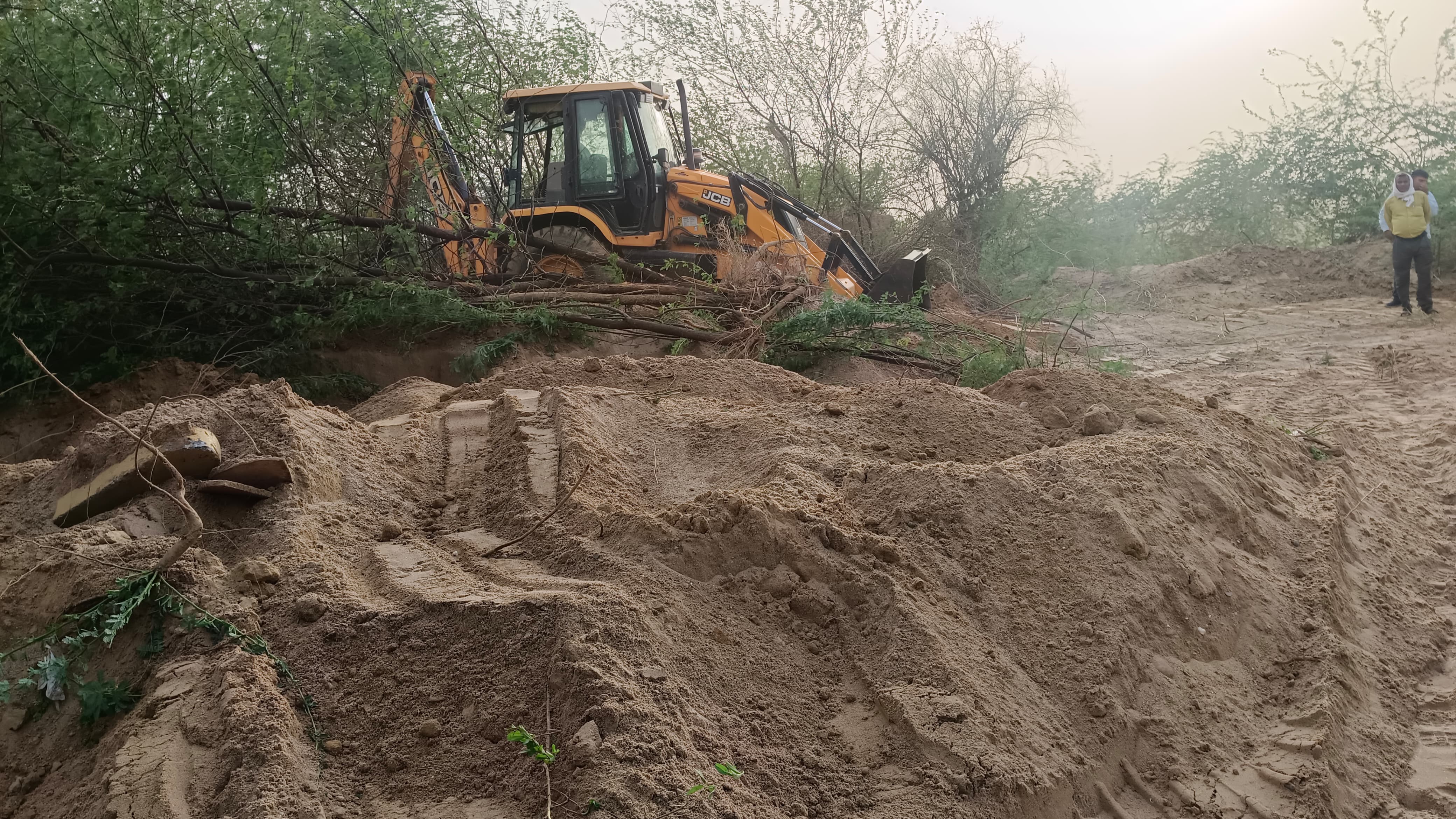 Illegal Sand Transport Seized; Tractor Arrested in District