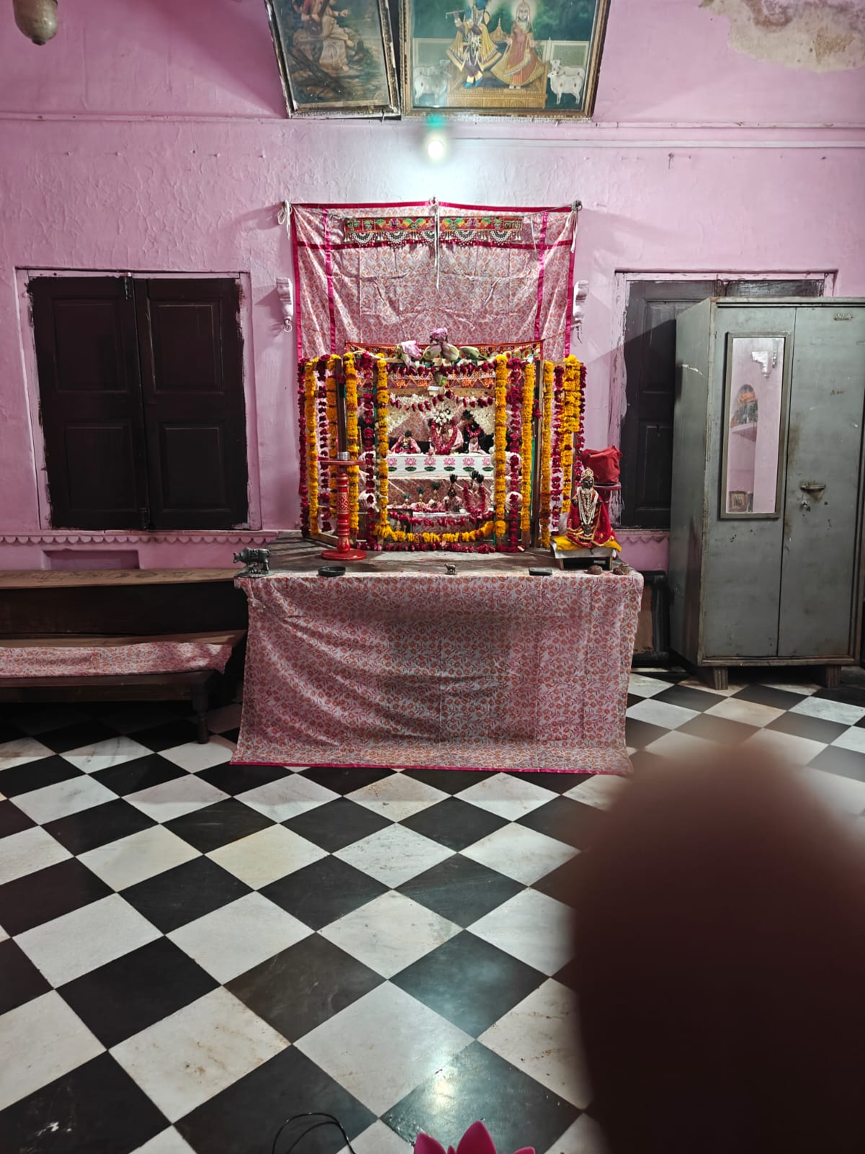 Bundi: Attractive flower bungalow decorated in Saubhagyabihari temple