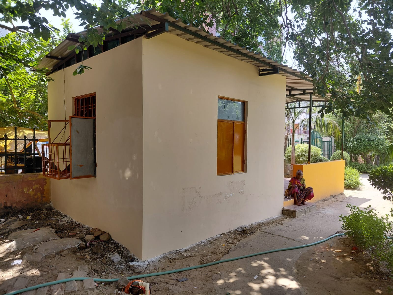 Lucknow Park Illegal Occupation | Room Verandah Built; Nagar Nigam ...