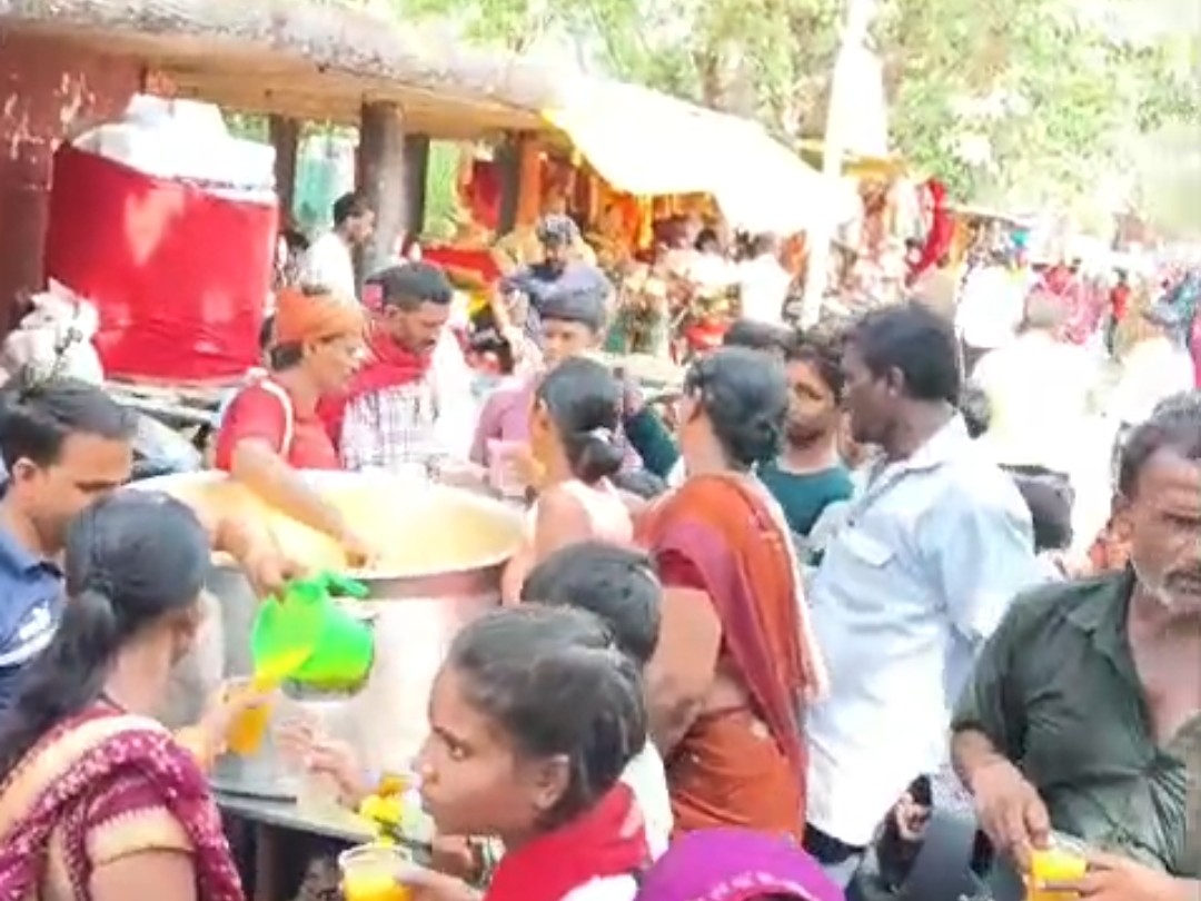 Sitamarhi Sharbat Distribution: Dheeraj Mishra Offers Heat Relief
