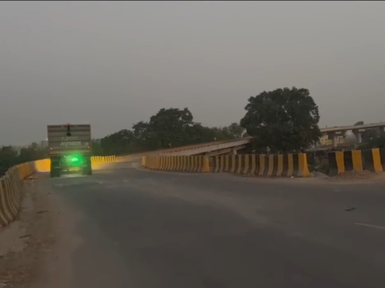 Mirzapur Overbridge Danger | Heavy Vehicles Use Inner Route, Accident Risk