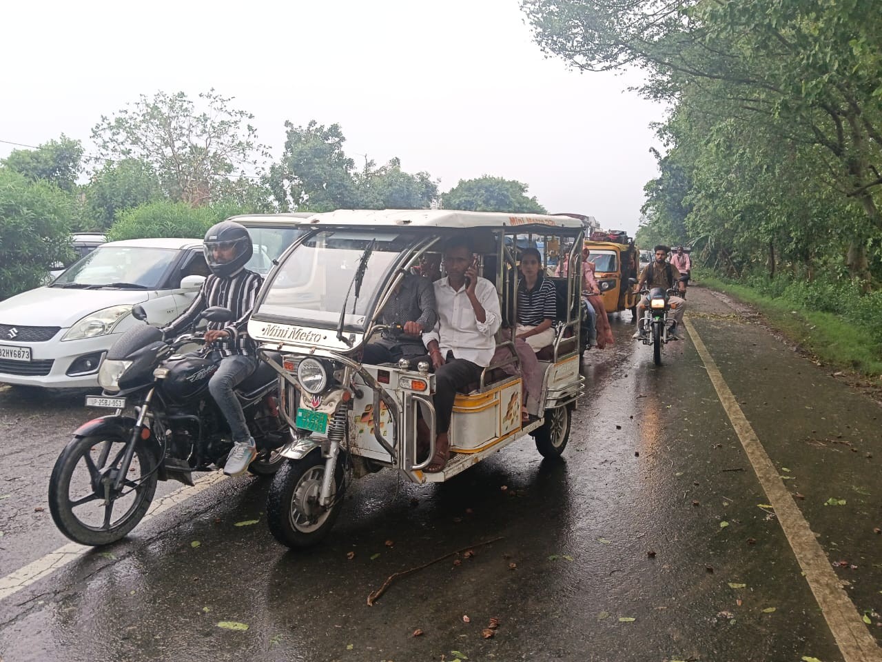 Bareilly Bhajipura Highway Traffic Disruption | Trees Fall Due to Storm