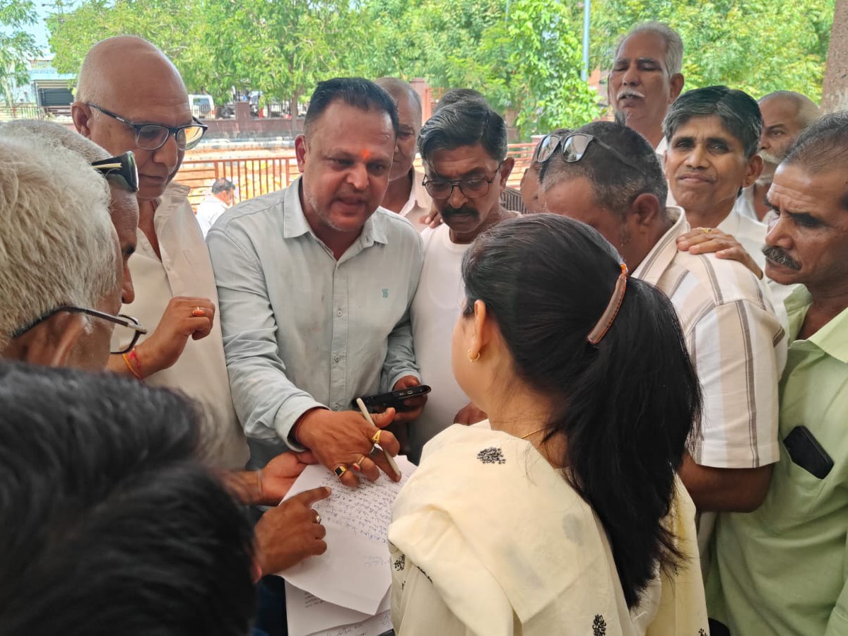 Rani Water Crisis | Congress Dharna Demands Solution, SDM Shiva Joshi ...