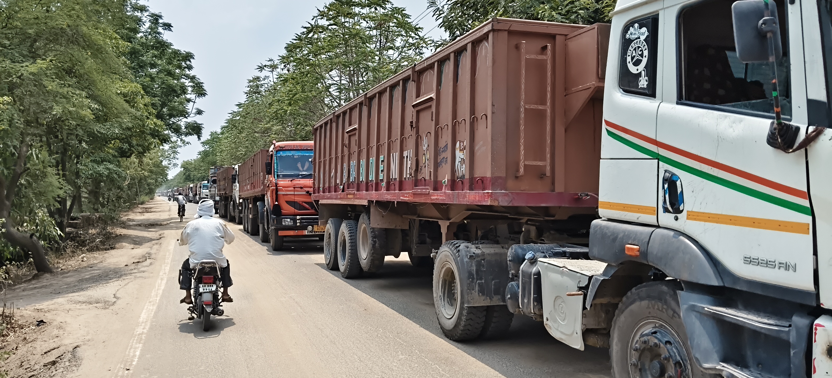 Sahar-Dhauri road blocked due to queue of trucks