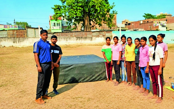 Pankaj and Mohit are preparing their daughters for the army free of cost.