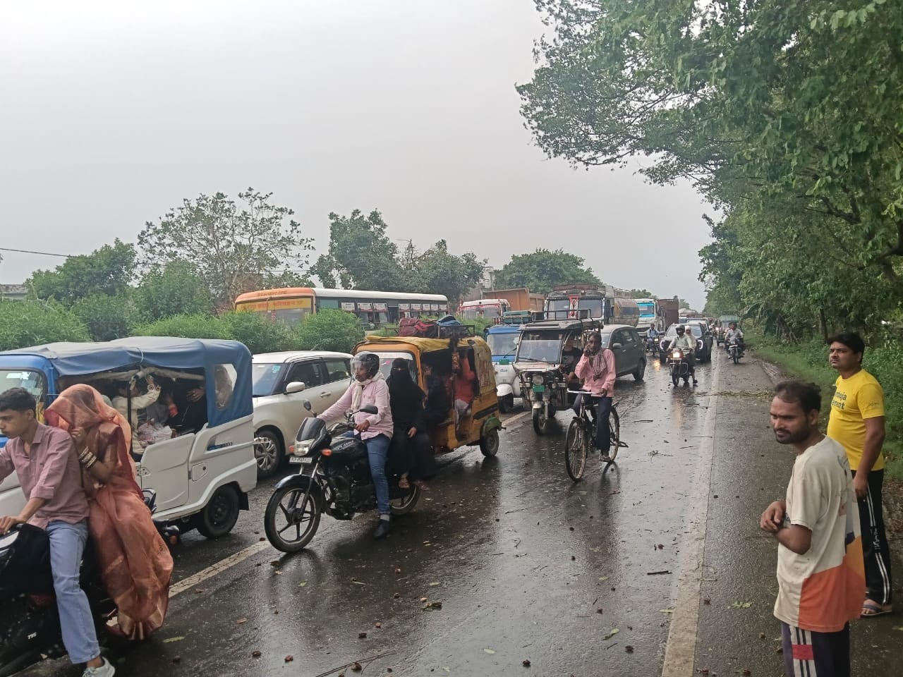 Bareilly Bhajipura Highway Traffic Disruption | Trees Fall Due to Storm