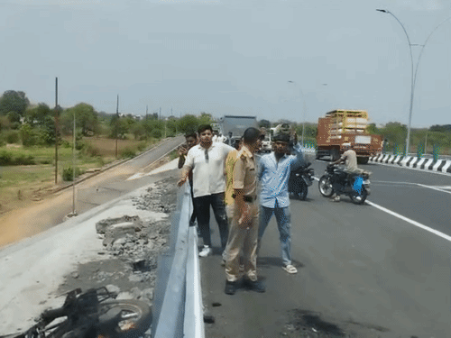 Damper Bike Collision Bargi | Father Child Death, Woman Critical