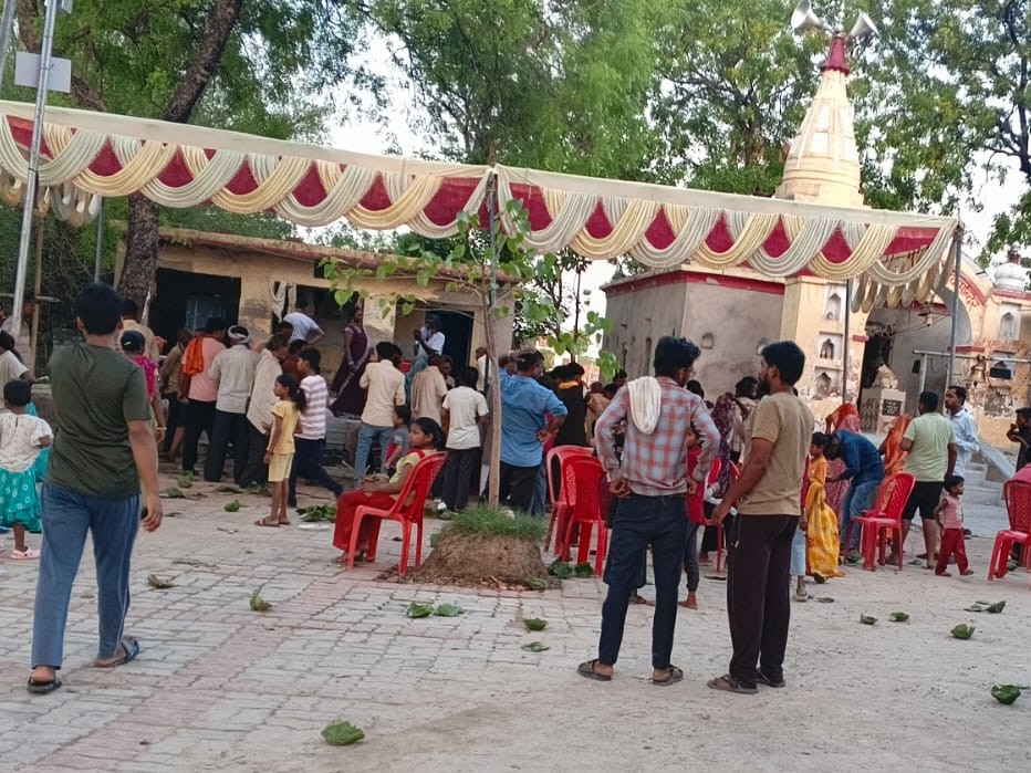 Jharkhandeshwar Shiv Mandir Bhandara: Prasad Distribution in Rai Bareli