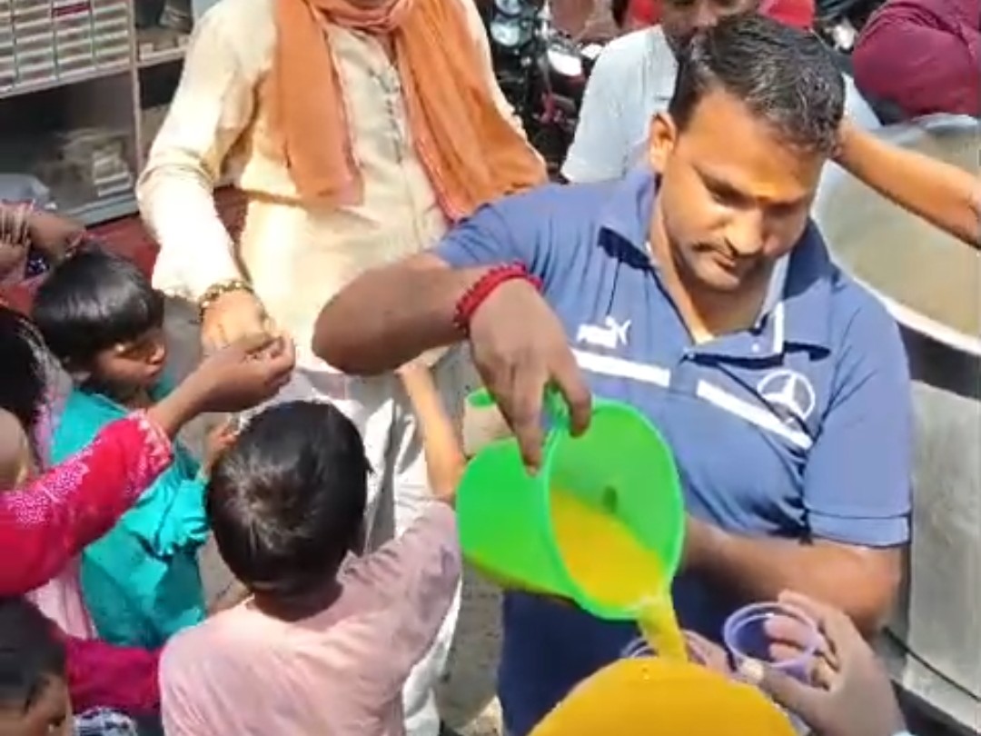 Sitamarhi Sharbat Distribution: Dheeraj Mishra Offers Heat Relief