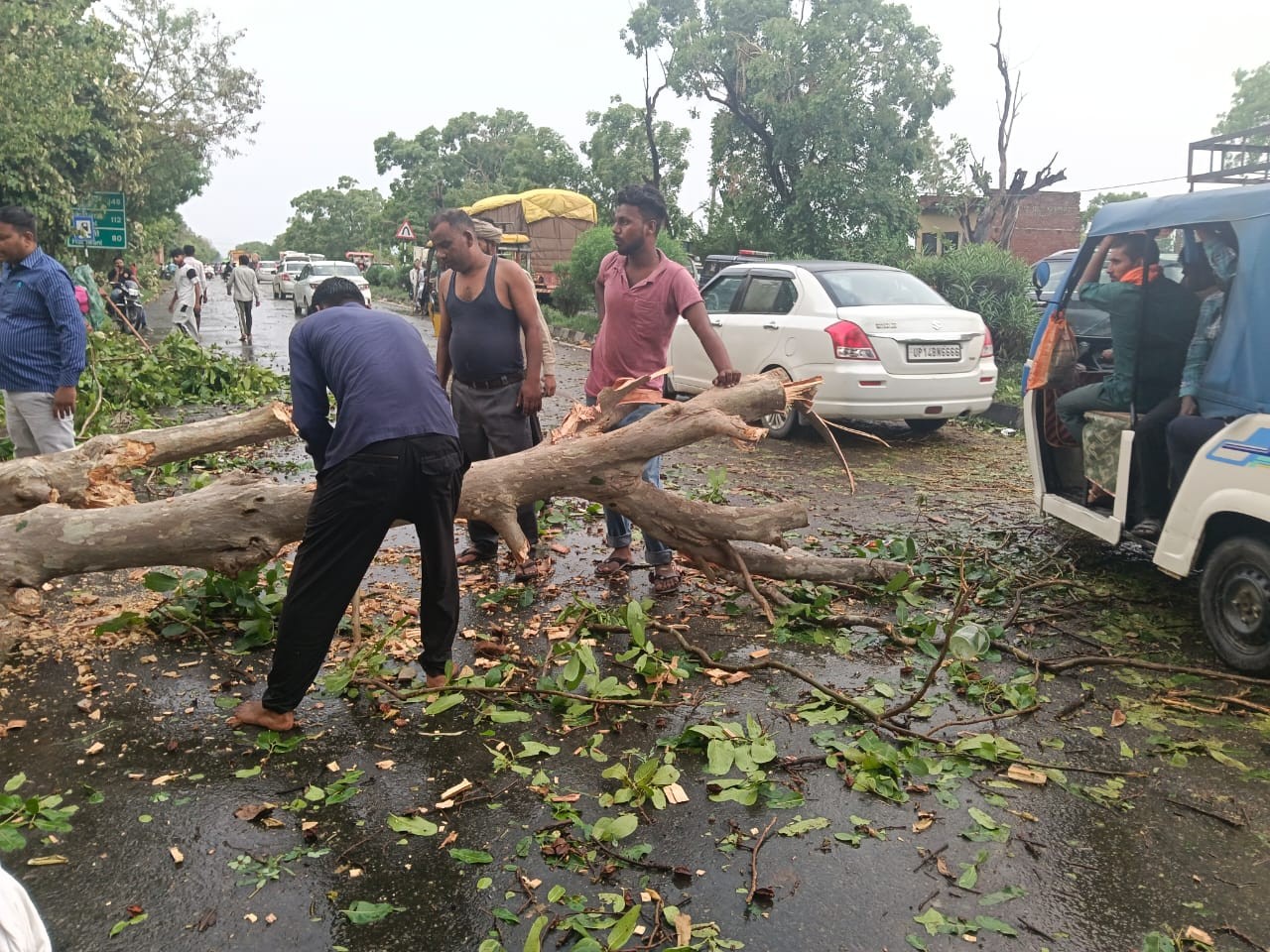 Bareilly Bhajipura Highway Traffic Disruption | Trees Fall Due to Storm