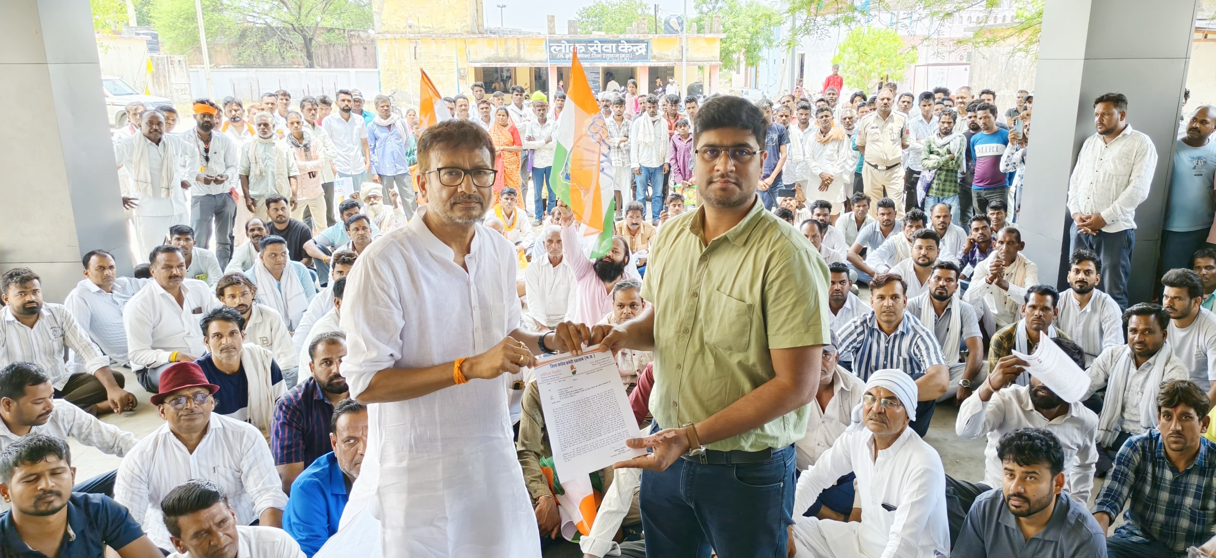 Ratlam Farmers Protest Khad Diesel Shortage | Congress Demonstration