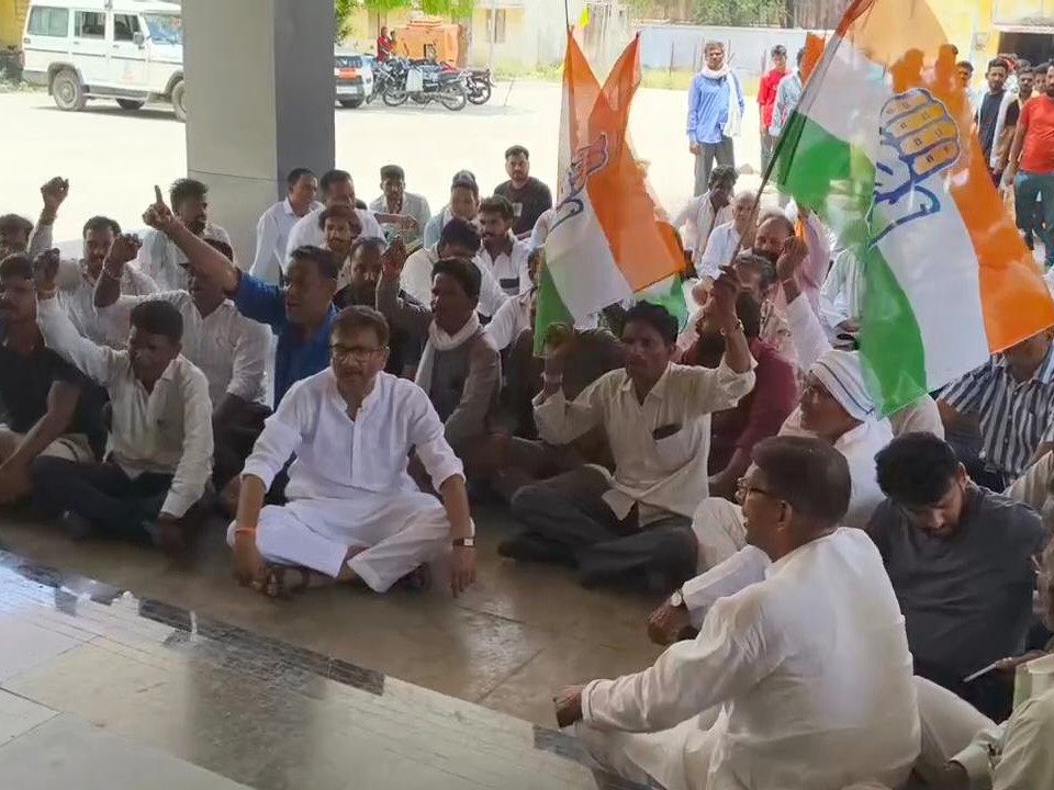 Ratlam Farmers Protest Khad Diesel Shortage | Congress Demonstration