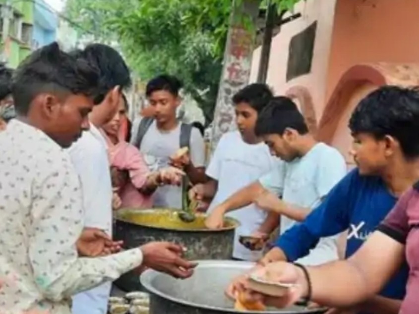Raebareli Dharai Chauraha Bhandara: Devotees Enjoy Prasad, Earn Merit