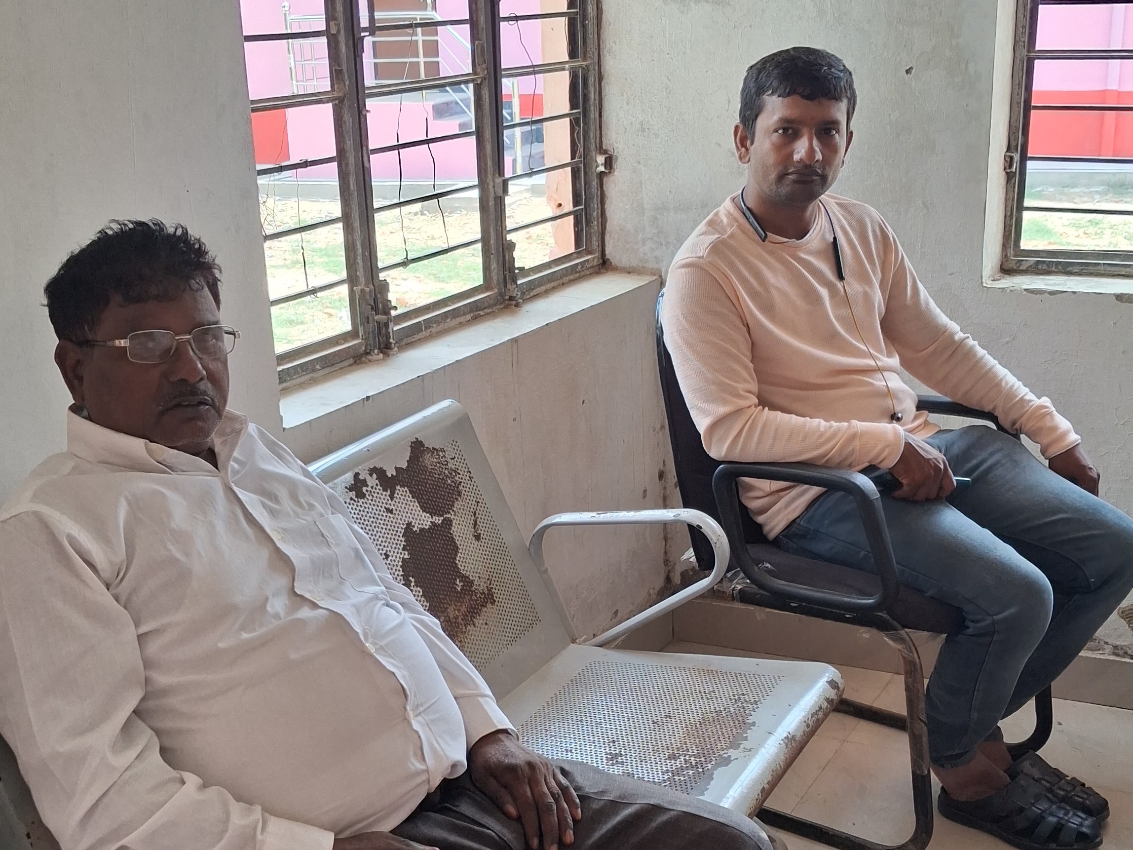 Siddharthnagar PHC Building Deteriorates, Lacks Basic Facilities