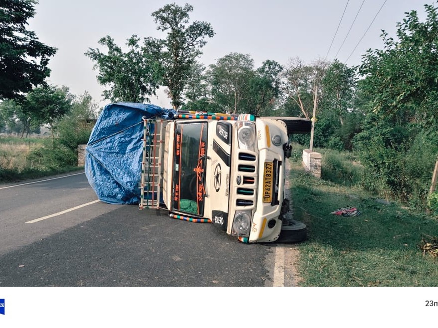 Gonda Pickup Accident | Kolhampur-Tikri Road Tyre Burst; Driver Safe