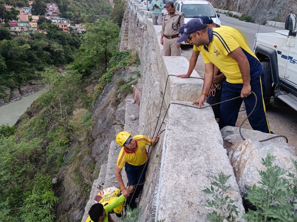 Rudraprayag Accident | SDRF Rescues Person Fallen Into Deep Pit