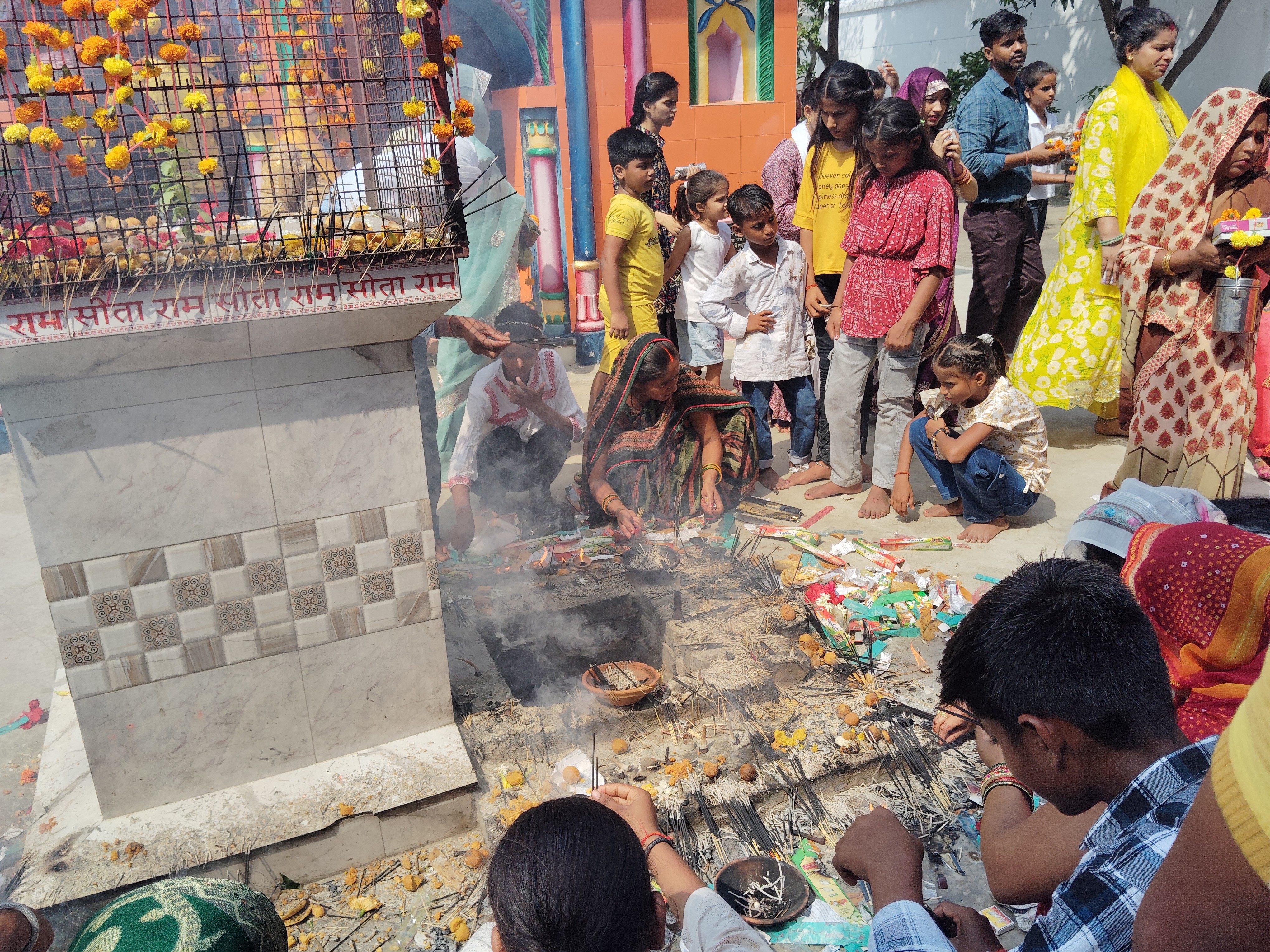 Amodha Chaturthi Temple Bade Mangal Darshan | Devotees Flock