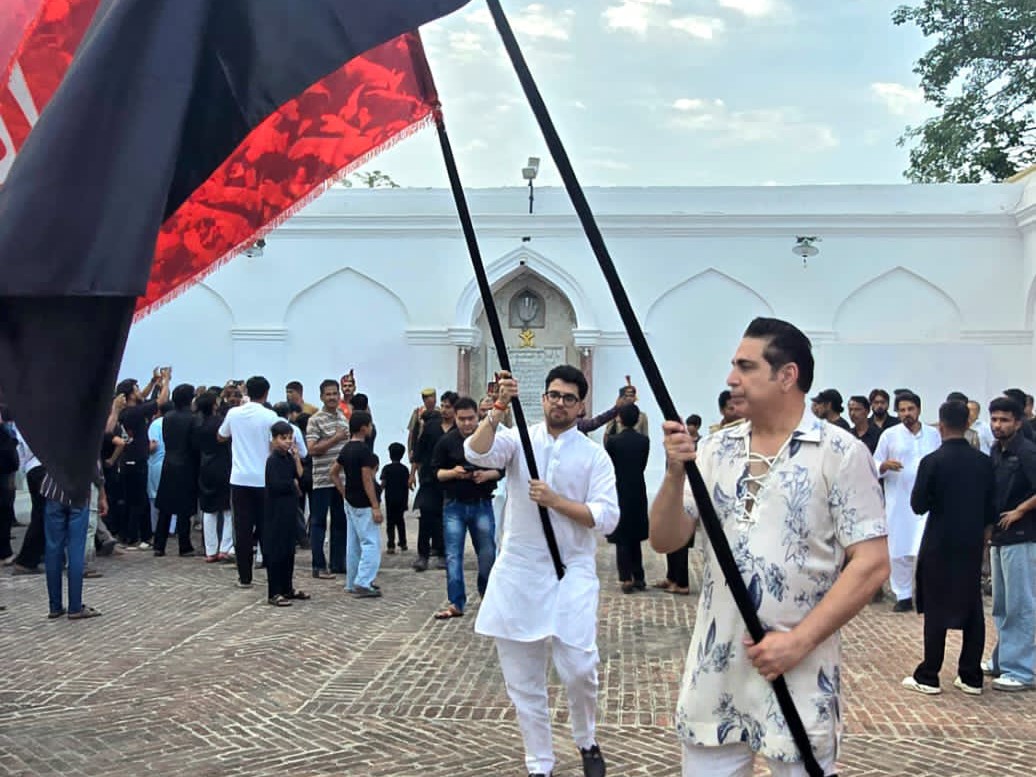 Rampur: Nawaz Miyan, Hamza Miyan unfurl Ya Hussain flag, salute Zarih-e ...