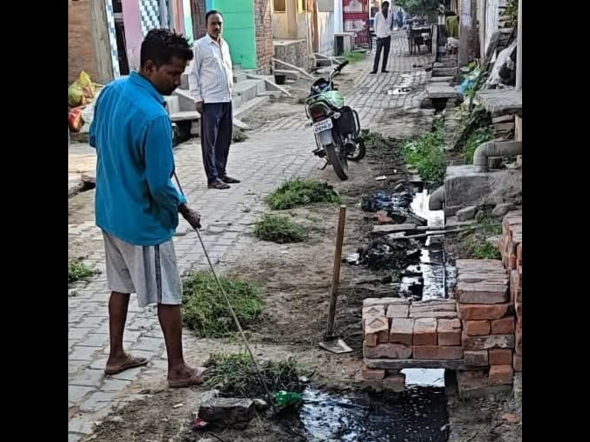 Mawanna Nagar Palika Chairman Akhil Kaushik Orders Drain Cleaning