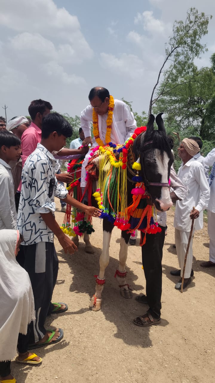The horse ran away, MLA Ramsahay Verma fell, fractured his hand and was ...