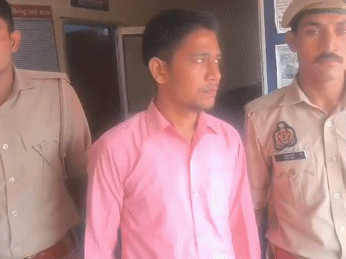 Aligarh Babu Arrested Taking Bribe | Rs 5 Lakh Bill Payment