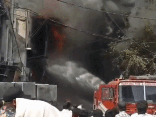 Rohtak Market Fire: Shopkeeper Rescues Pregnant Woman | Model Town Blaze