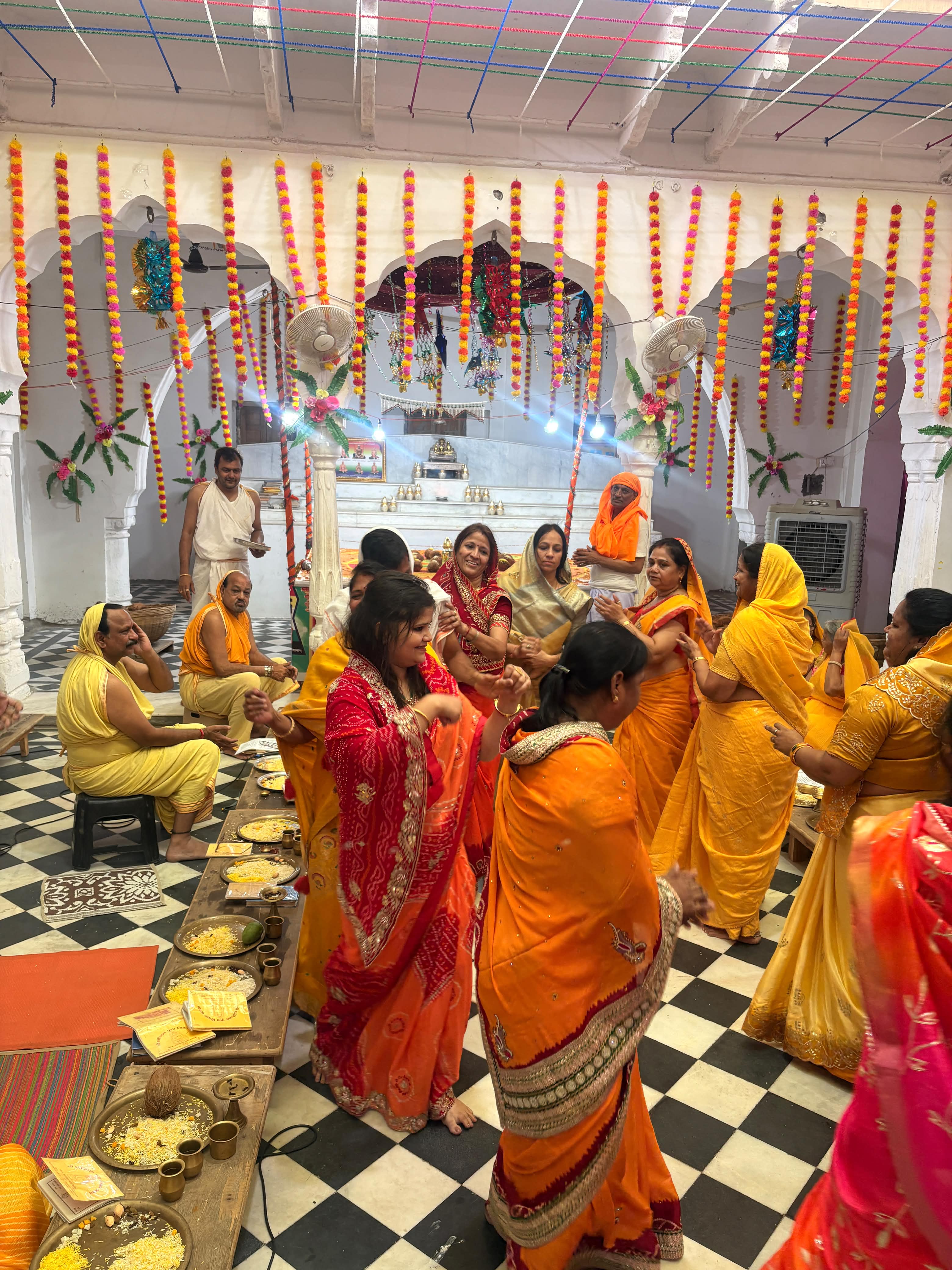 The faith of devotees is overflowing in Shantinath Vidhan Mandal.