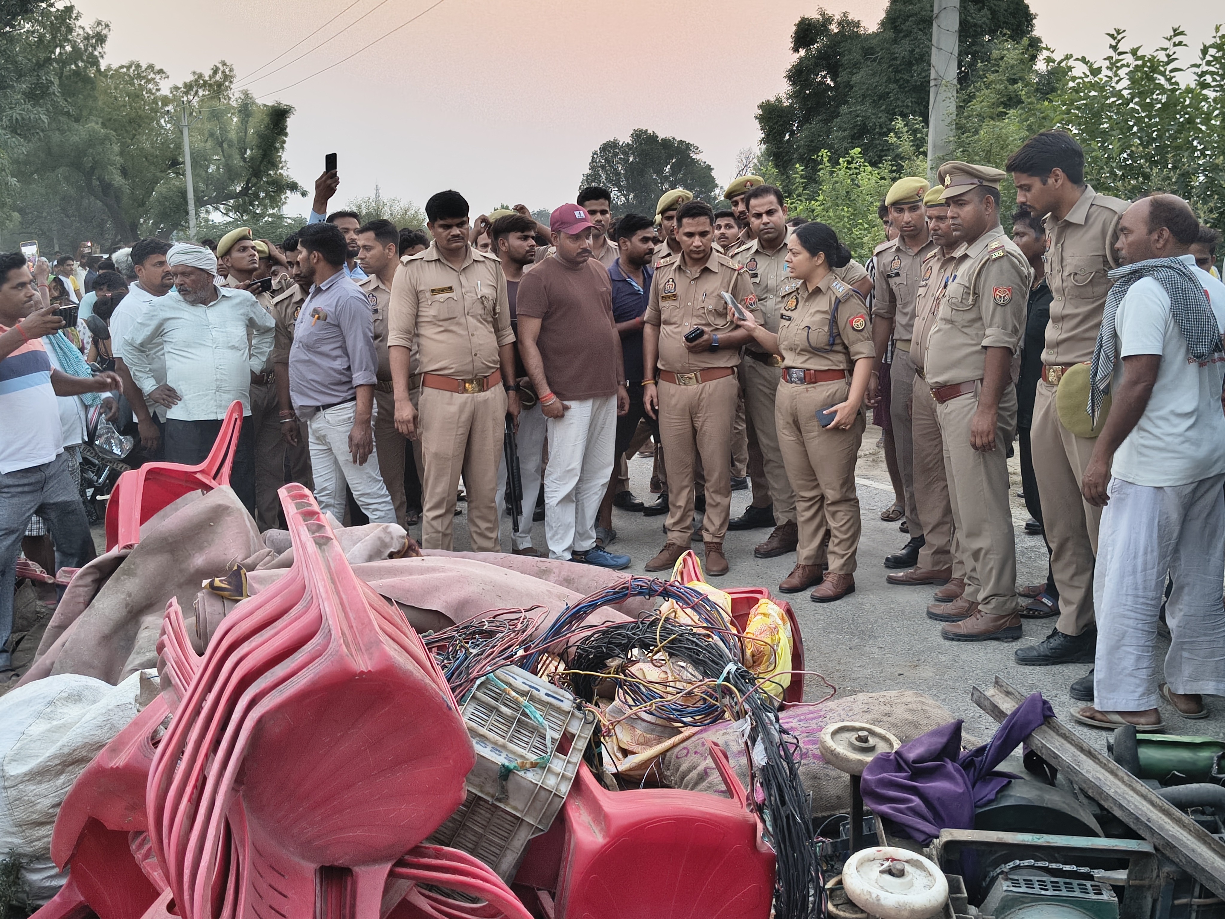 Amritpur Karanpurdutt Marg Accident | Tractor Trolley Overturns, Youths ...