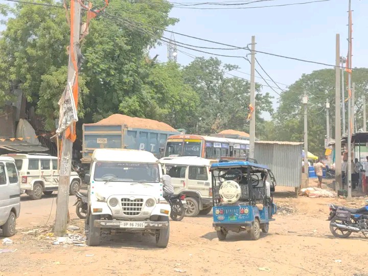 Banda Jaspura Choraha Traffic Jam | Overloaded Vehicles, Police ...