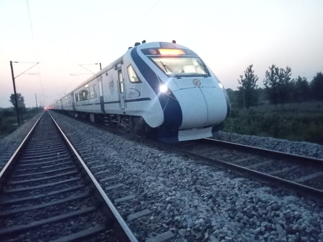 Munda Pandey Train Accident | Youth Hit By Sapt Kranti Express; Vande ...
