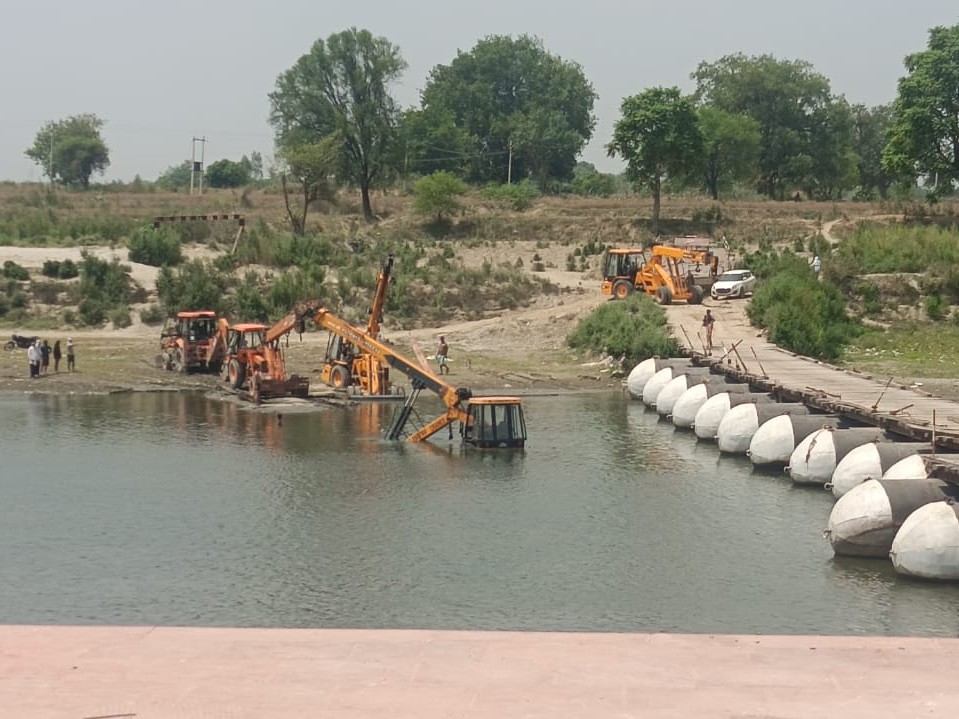 Agra Pipa Bridge Collapse | Hydra Machine Falls Into Yamuna River