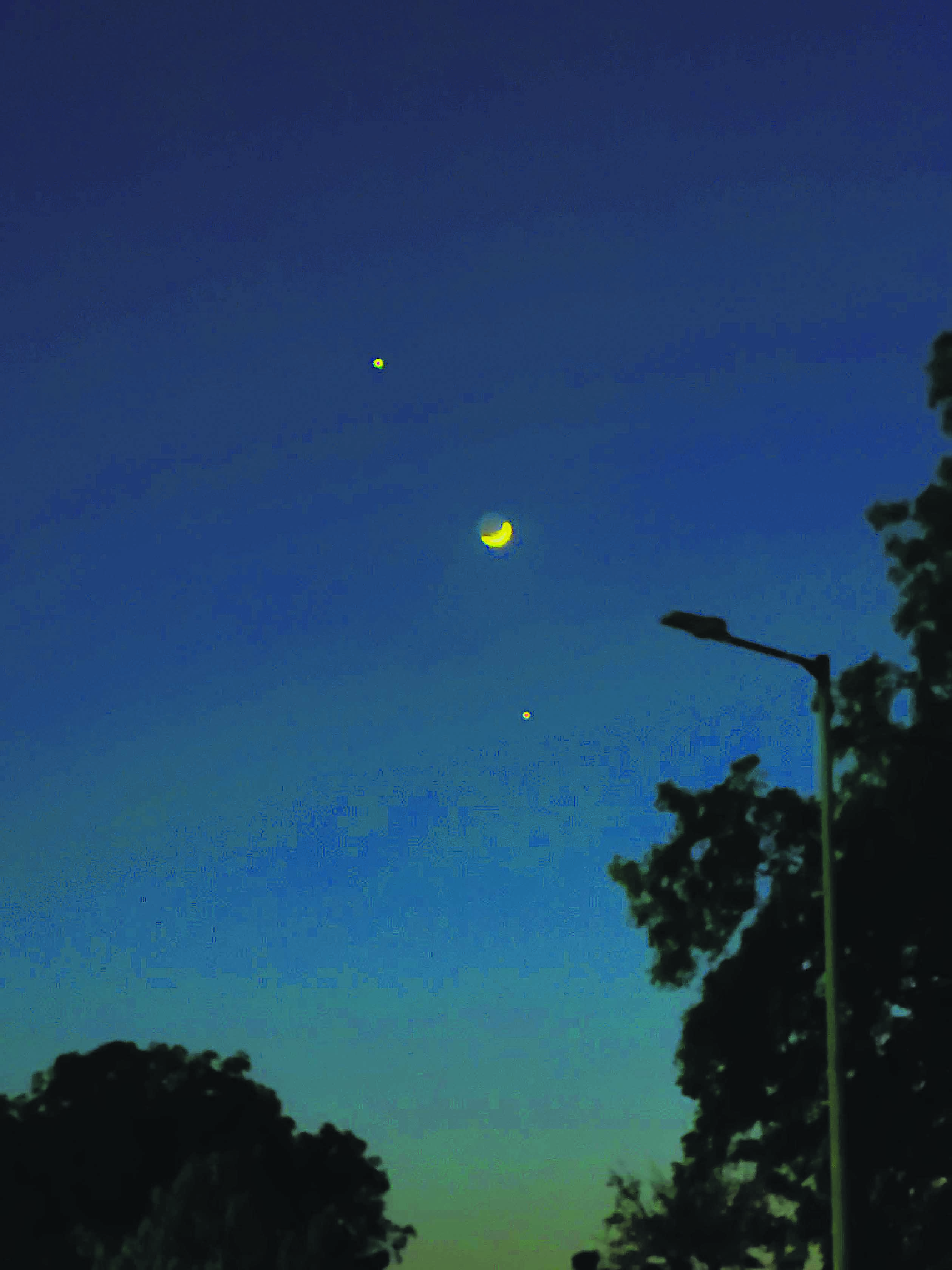 Rare astrological coincidence: Moon, Venus and Jupiter seen in the same ...