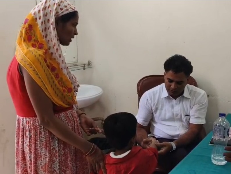 Deoria Medical College Negligence | Child Wrong Hand Plastered