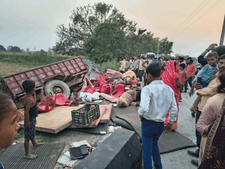 Amritpur Karanpurdutt Marg Accident | Tractor Trolley Overturns, Youths ...