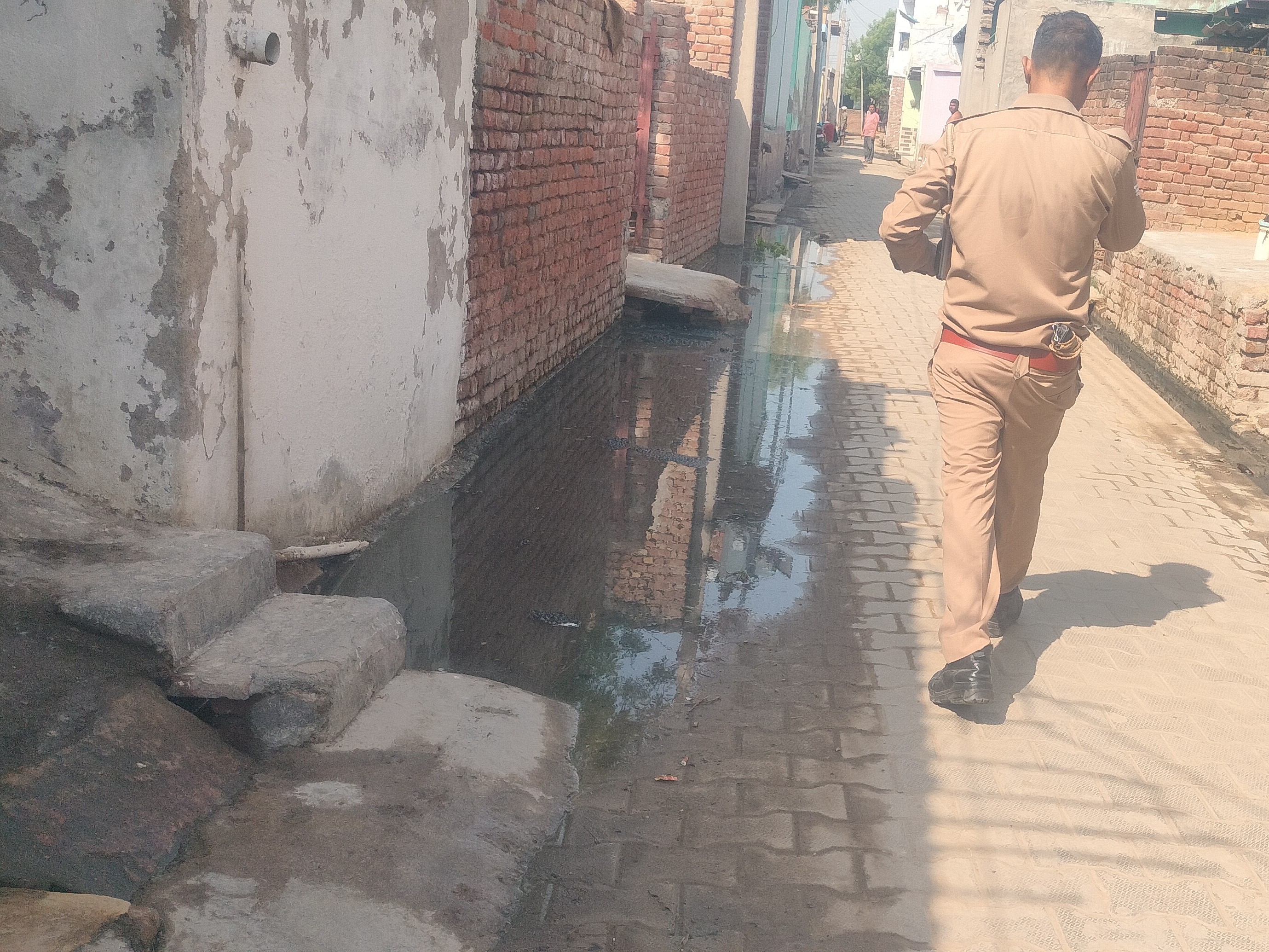Mathura Birhana Drainage Blockage | Villagers Face Commute Issues, Gram ...