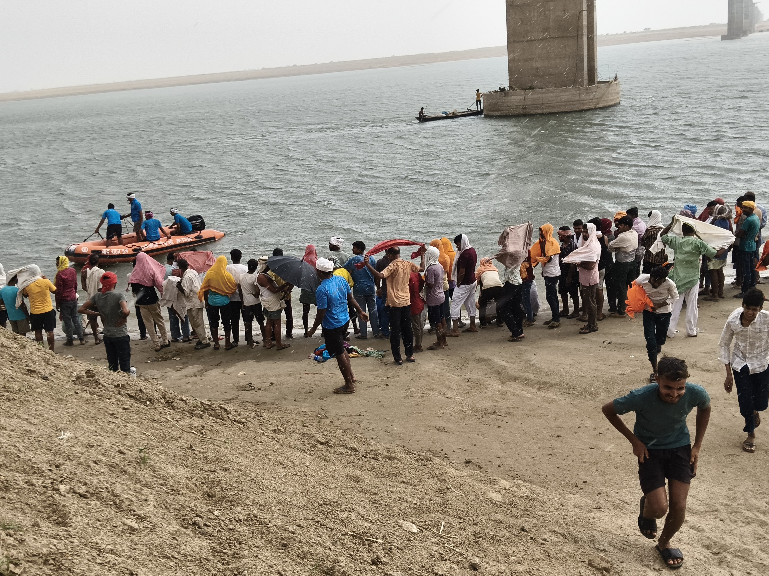Ballia Trader Drowns at Shivpur Ghat Ganga | NDRF Search