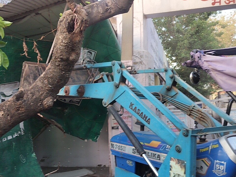 Maant Tehsil Encroachment Dhvast | Illegal Document Writer Chamber Removed
