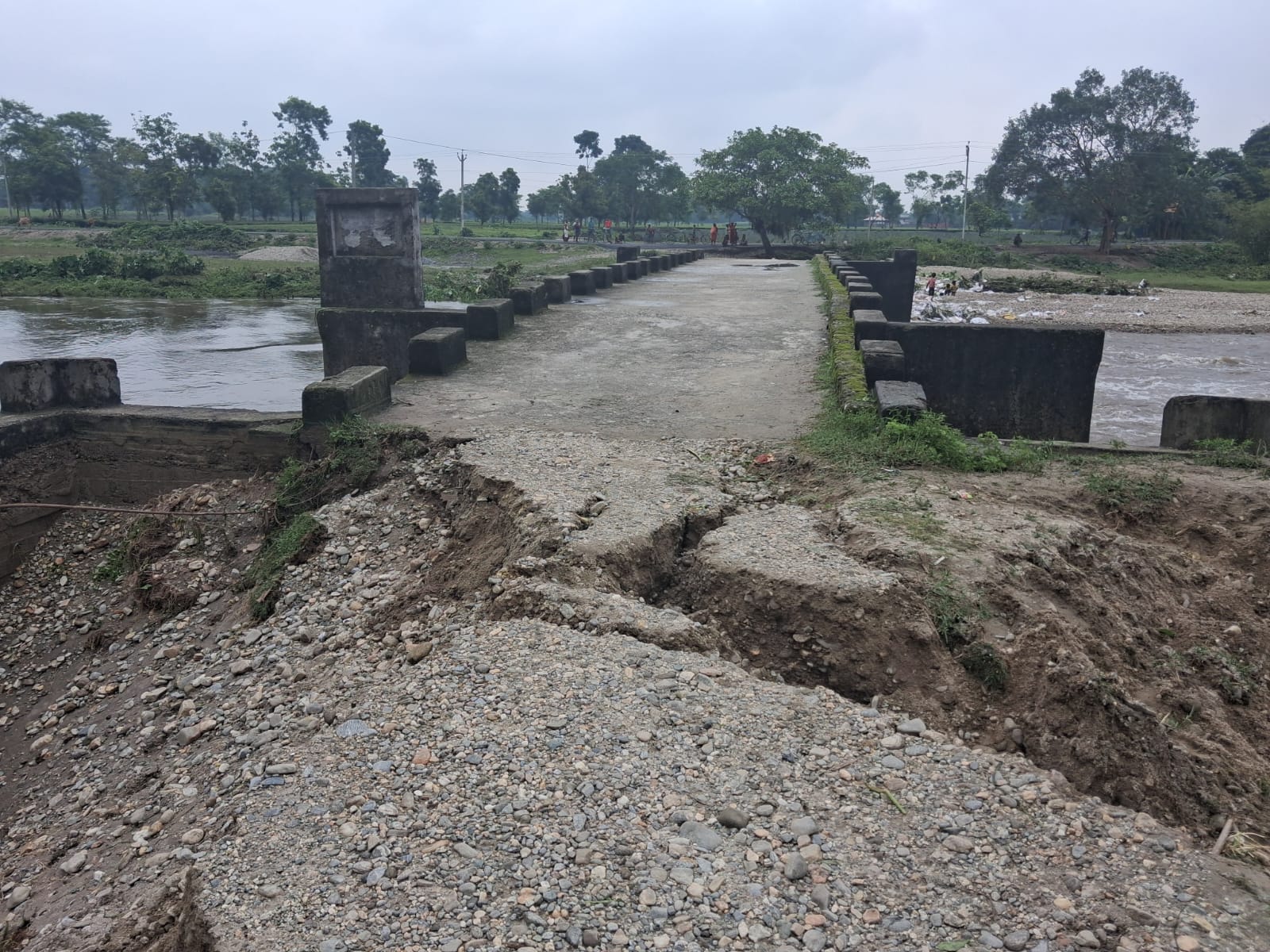 The approach path of the bridge was washed away, traffic was completely ...