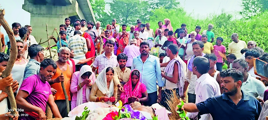 The couple's bodies were raised separately and the funeral pyre was ...
