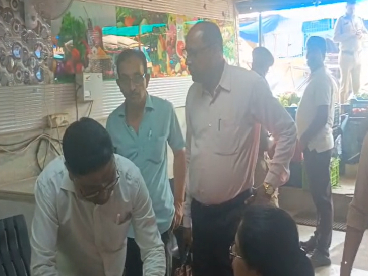 Raipur Naaptol Vibhag Fines 6 Shopkeepers | Shastri Bazaar Scales ...